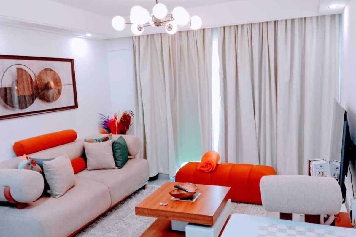 Apartamento clássico, sacada, vista para a cidade | Área de estar | Smart TV 55 polegadas com canais a cabo, Netflix, filmes recentes