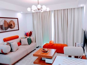 Apartamento clássico, sacada, vista para a cidade | Área de estar | Smart TV 55 polegadas com canais a cabo, Netflix, filmes recentes