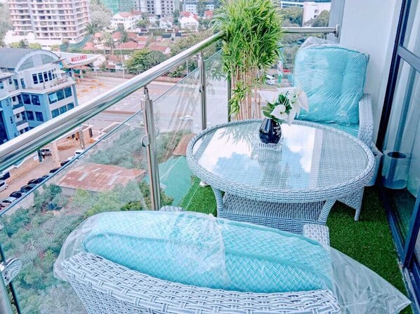 Apartamento clássico, sacada, vista para a cidade | Sacada