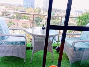 Apartamento clássico, sacada, vista para a cidade | Vista do quarto