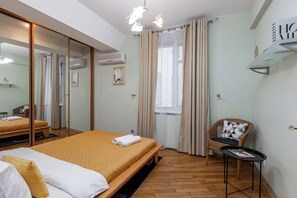 Apartamento Comfort, varanda, vista para o pátio | Cortinas/cortinados opacos, quartos insonorizados 