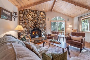 Casa, 3 quartos | Área de estar | Smart TV