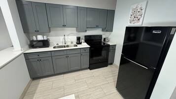 Suite-Estúdio Deluxe, 1 cama king-size, não fumadores, kitchenette | Cozinha privada | Um frigorífico, um micro-ondas, uma cafeteira/bule