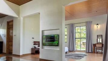 Villa de Luxo, vista para o jardim | Secretária, secretária adequada para computadores portáteis