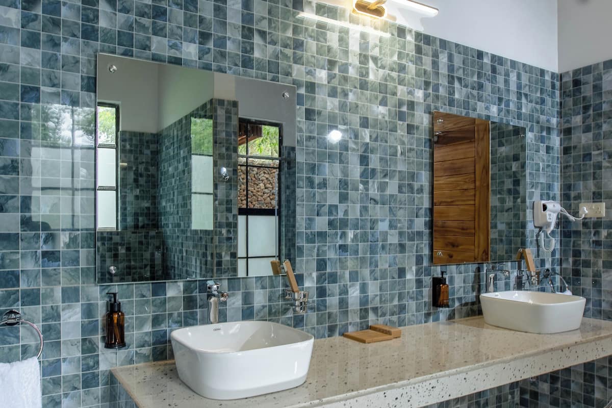 Escrivaninha, espaço de trabalho para notebook, Wi-Fi de cortesia