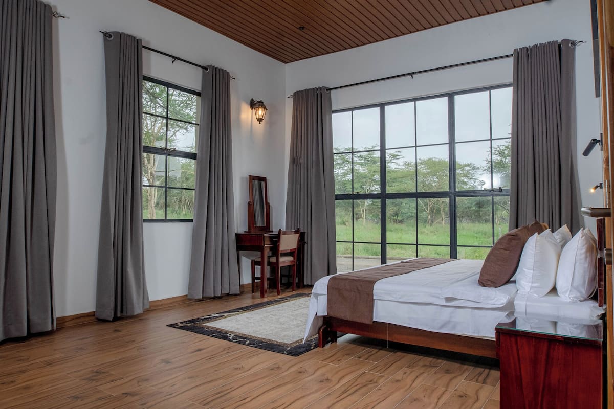 Vila família, vista para o jardim | Escrivaninha, espaço de trabalho para notebook, Wi-Fi de cortesia