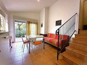 Villa, 2 quartos, pátio, Vista para a cidade | Sala