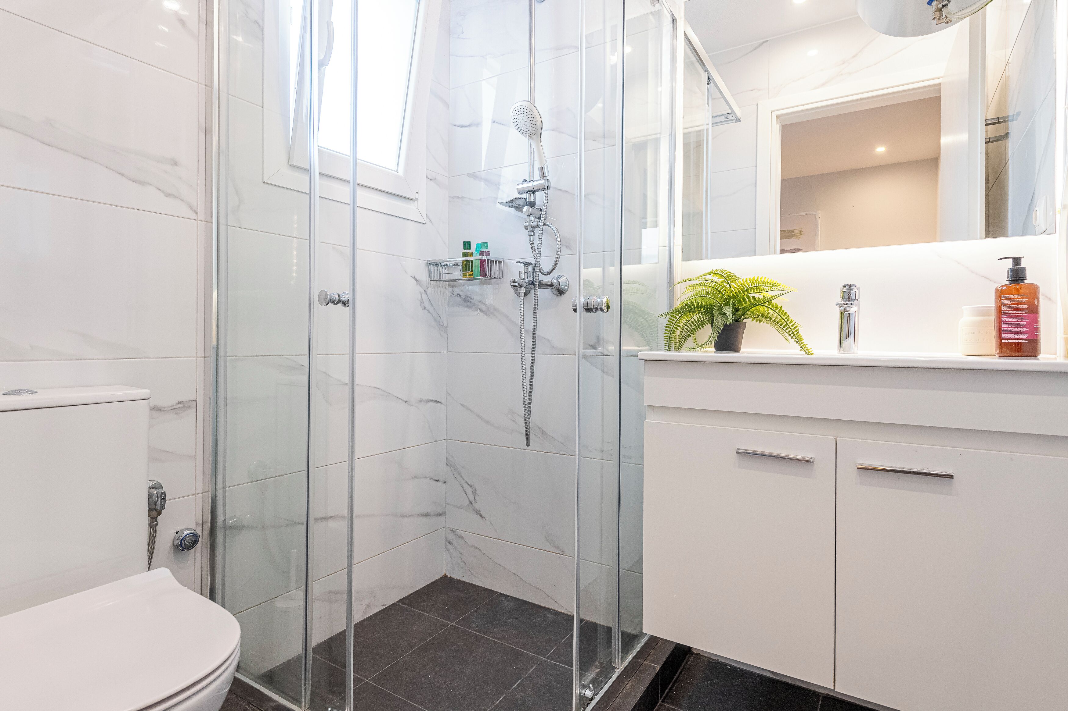 Apartamento, 1 quarto, varanda, Vista para a cidade | Casa de banho