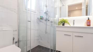 Apartamento, 1 quarto, sacada, vista para a cidade | Banheiro