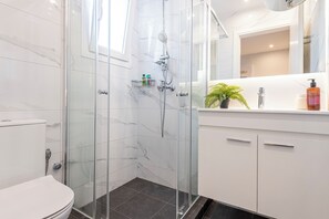 Apartamento, 1 quarto, varanda, Vista para a cidade | Casa de banho