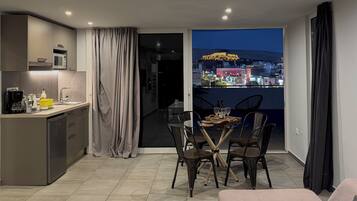 Apartamento, 1 quarto, sacada, vista para a cidade | Sala de jantar