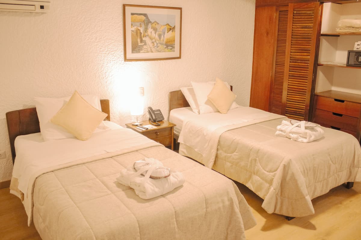 Quarto Executivo, 1 cama queen-size, pátio, vista para o jardim | Cofre no quarto, Wi-fi grátis, acesso para cadeira de rodas