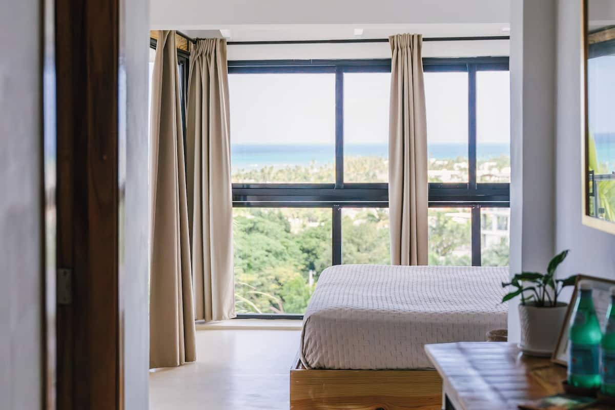 Suíte conforto, vista para o oceano | Berço de viagem, Wi-Fi de cortesia, roupa de cama