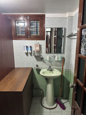 Estúdio luxo, sacada, vista para a cidade | Escrivaninha, espaço de trabalho para notebook, Wi-Fi de cortesia