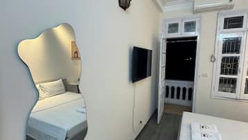 Estúdio Deluxe, varanda, Vista para a cidade | Secretária, secretária adequada para computadores portáteis