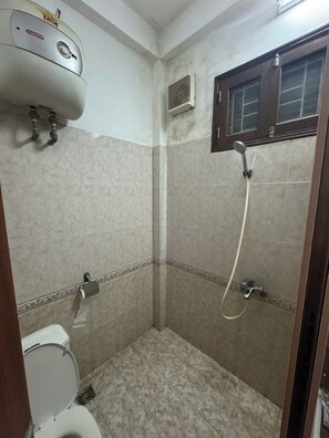 Estúdio luxo, sacada, vista para a cidade | Banheiro | Chuveiro, produtos de toalete grátis, secador de cabelo 