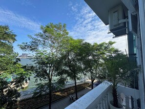 Estúdio luxo, sacada, vista para a cidade | Vista do quarto