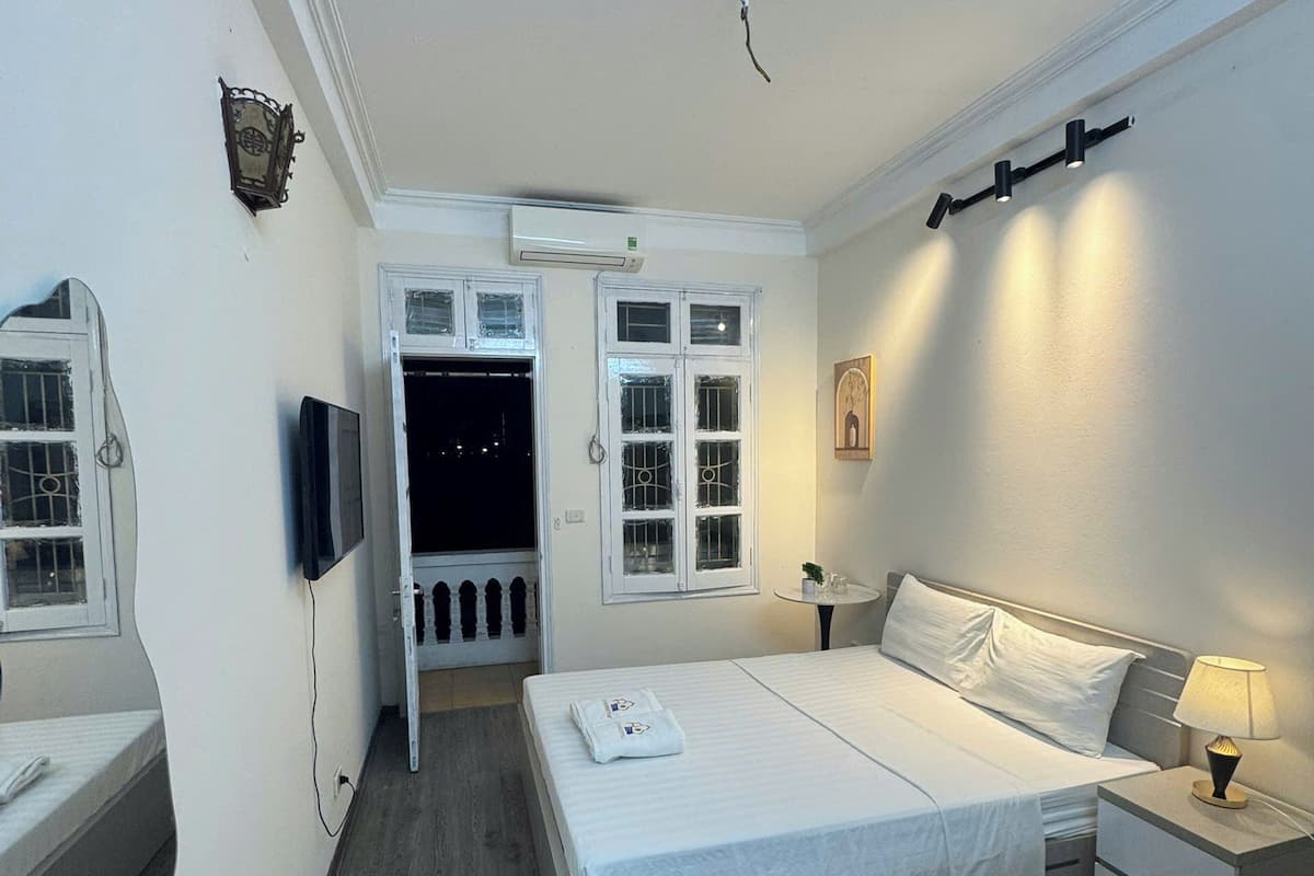 Estúdio luxo, sacada, vista para a cidade | Escrivaninha, espaço de trabalho para notebook, Wi-Fi de cortesia