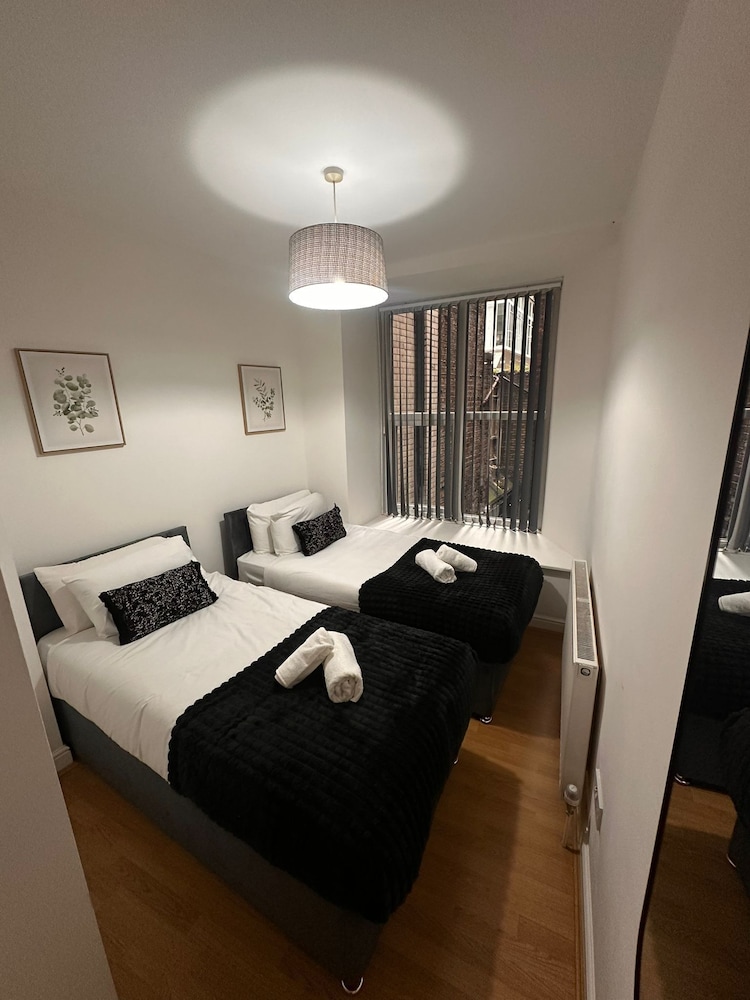 Modern 2-Bedroom, 2-Bathroom Apartment North John Street, Liverpool ...