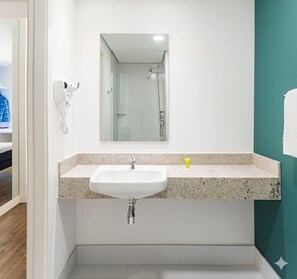 Artigos de higiene pessoal grátis, um secador de cabelo 