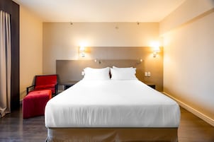 Quarto casal premium, vista para a cidade | Frigobar, espaço de trabalho para notebook, cortinas blackout