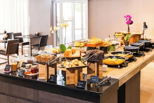 Café da manhã com buffet grátis todos os dias
