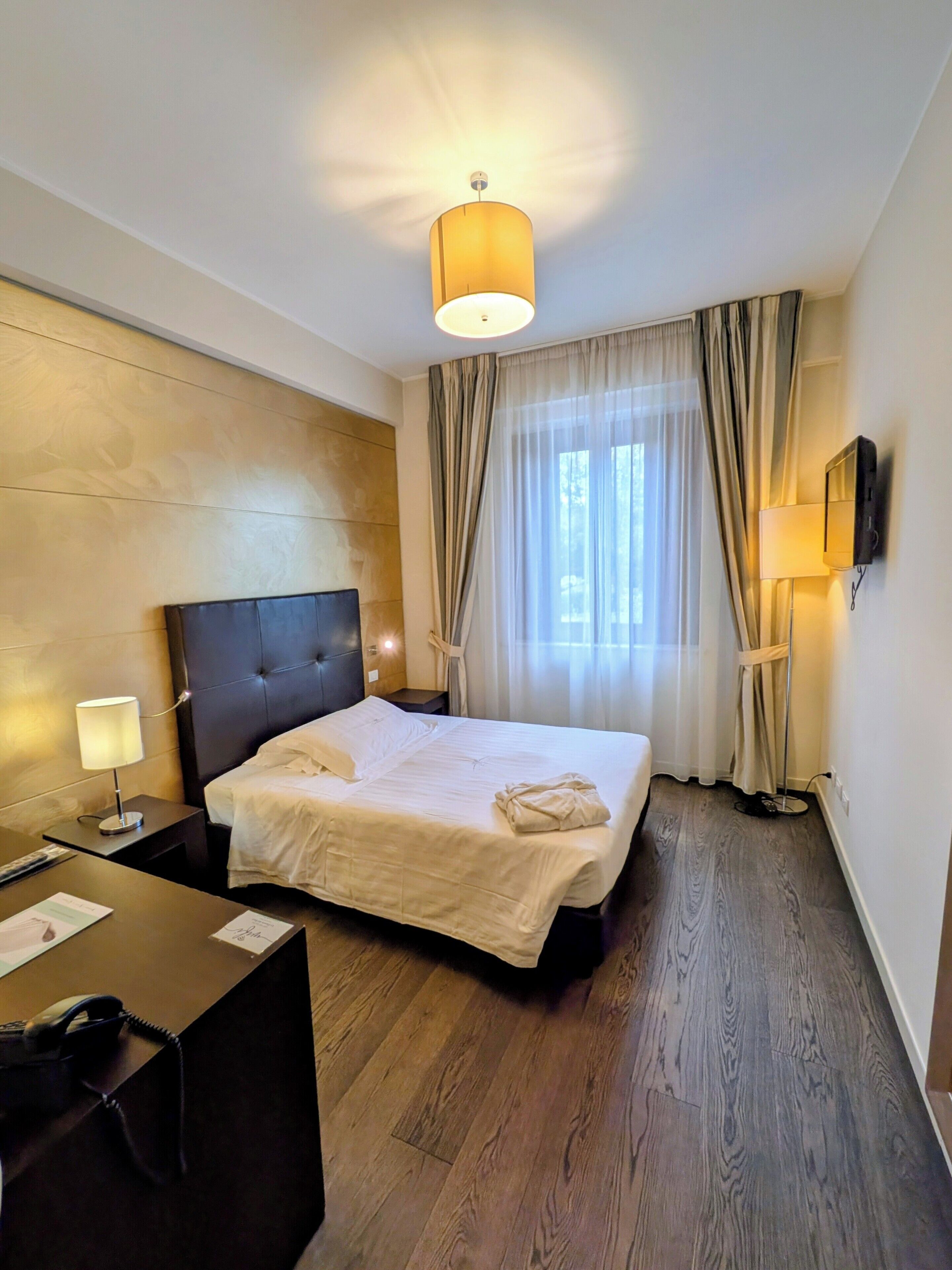 Quarto Individual | Cofre no quarto, secretária 