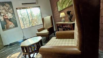 Secretária, secretária adequada para computadores portáteis