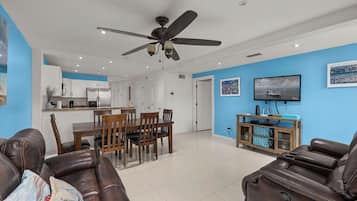 Apartamento em Condomínio Fechado, vista para a piscina | Sala de estar | TV de ecrã plano