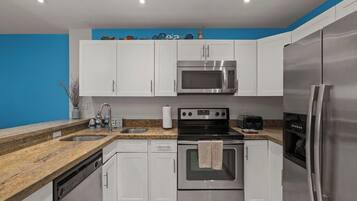 Apartamento em Condomínio Fechado, vista para a piscina | Cozinha privada | Uma cafeteira/bule