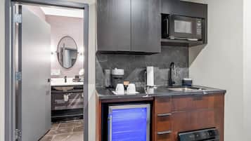 Suite, 1 cama king-size, Vista para a cidade | Kitchenette privada | Minifrigorífico, um micro-ondas, uma máquina de lavar louça
