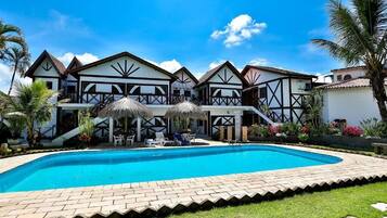 Piscina exterior, da(s) 8:00 à(s) 20:00, espreguiçadeiras