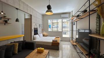 Estúdio, 1 cama de casal, varanda, Vista para a cidade | Cortinas/cortinados opacos, ferro/tábua de engomar, Wi-fi grátis