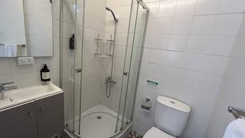 Estúdio, 1 cama de casal, varanda, Vista para a cidade | Casa de banho | Um polibã, artigos de higiene pessoal grátis, um secador de cabelo