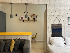 Estúdio, 1 cama de casal, varanda, Vista para a cidade | Sala de estar | Smart TV de 43 polegadas com canais por cabo, serviços de streaming 