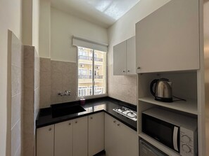 Estúdio, 1 cama de casal, varanda, Vista para a cidade | Kitchenette privada | Minifrigorífico, um micro-ondas, uma placa de cozinha 