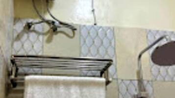 Chuveiro, ducha de hidromassagem, bidê, toalhas de banho