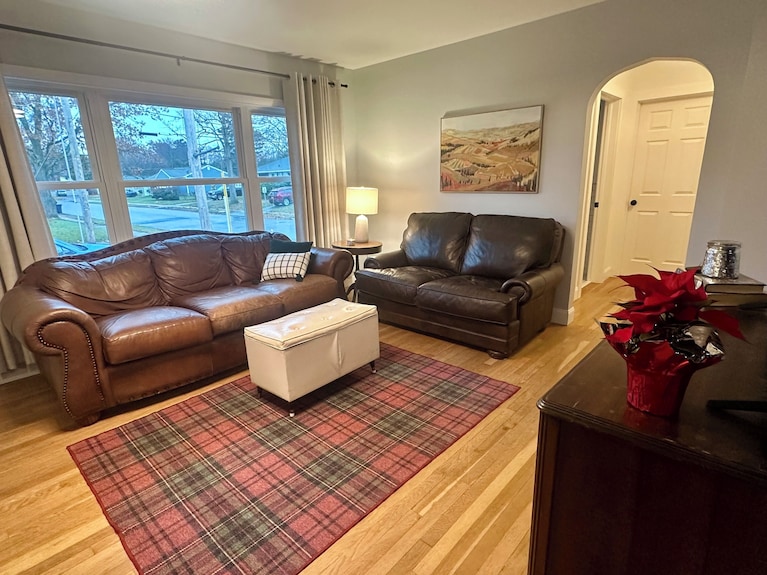 Pet Friendly Home With Fenced In Yard And Garage - 伯靈頓