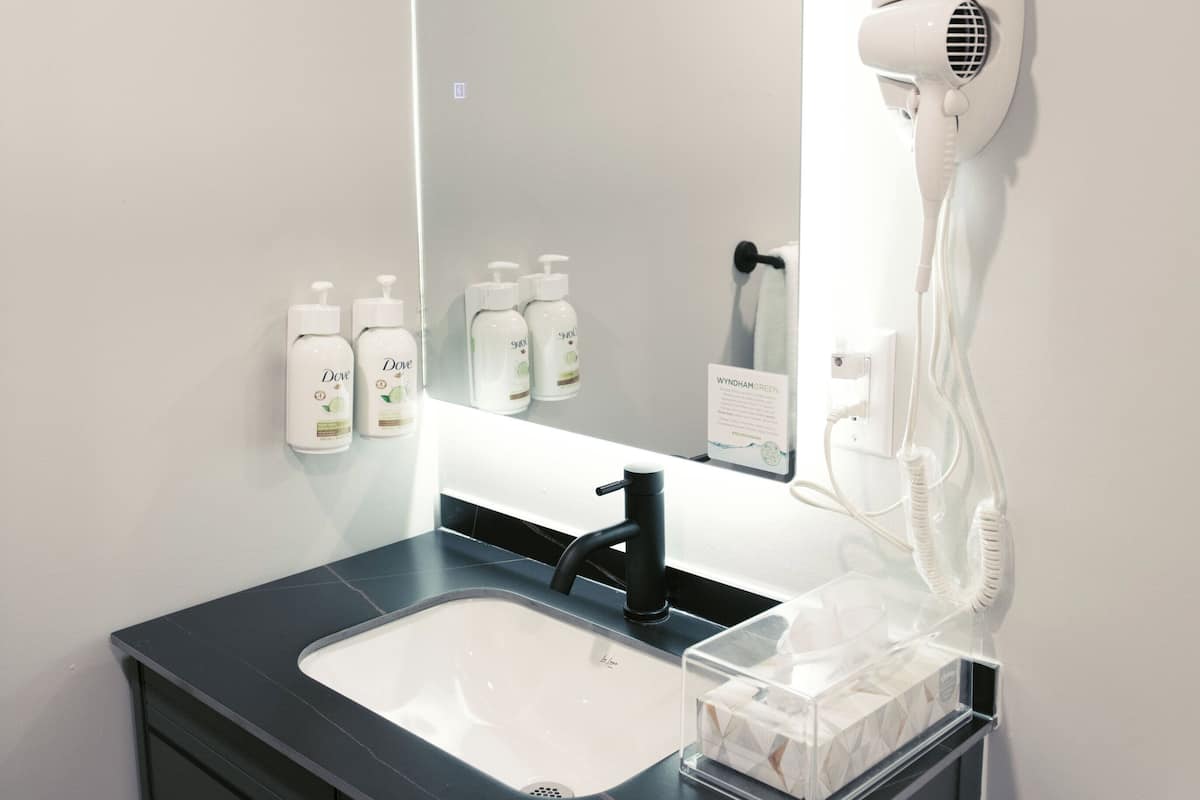 Quarto, 1 cama Queen, para não fumantes | Assento elevado para vaso sanitário