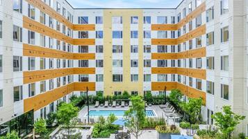 Piscina externa sazonal, barracas de cortesia, guarda-sóis