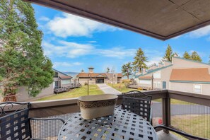 Varanda com vista para uma área residencial, incluindo casas e um caminho.