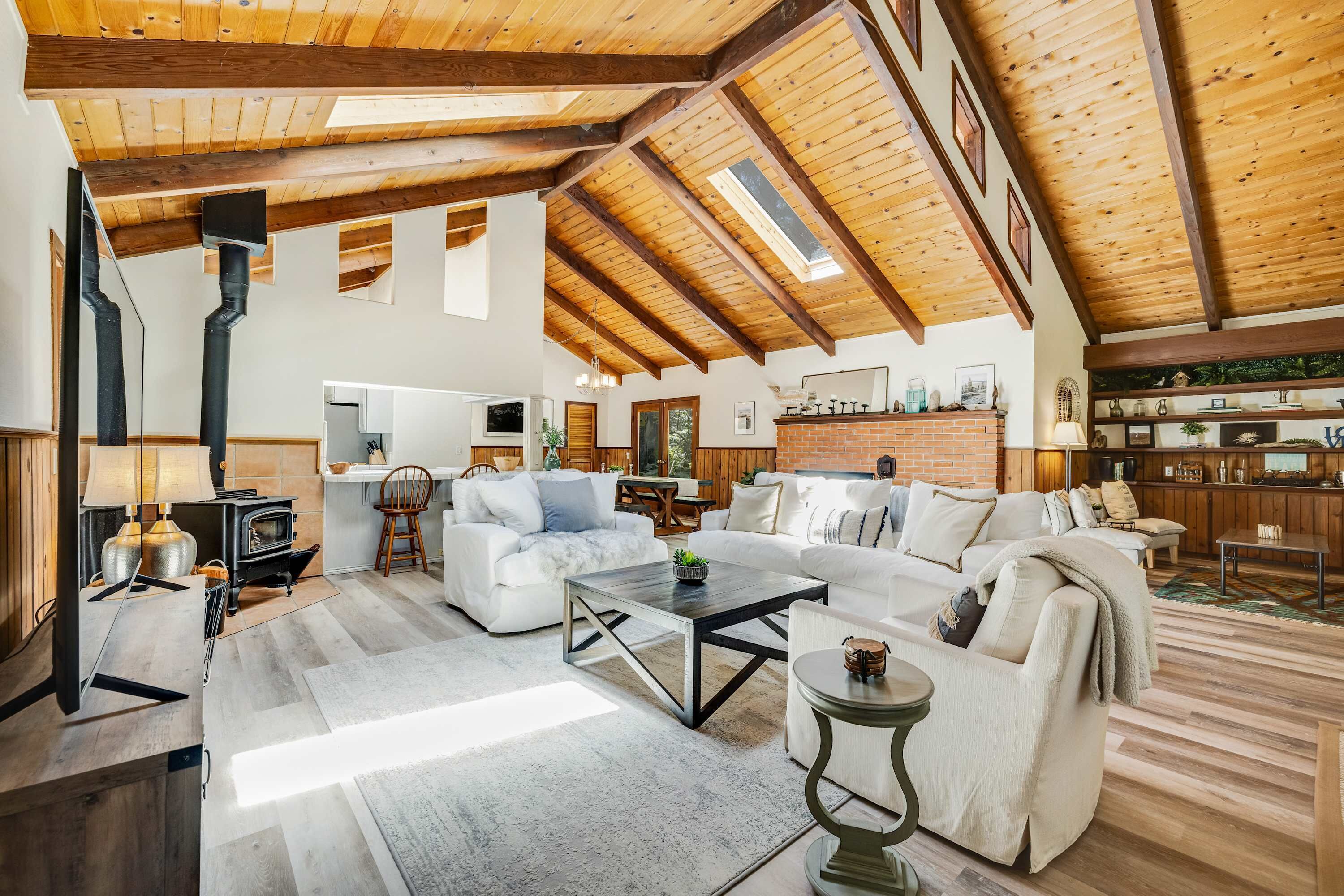 Family Getaway - Hot Tub, Fire Pit & Dog Friendly - Mendocino, CA