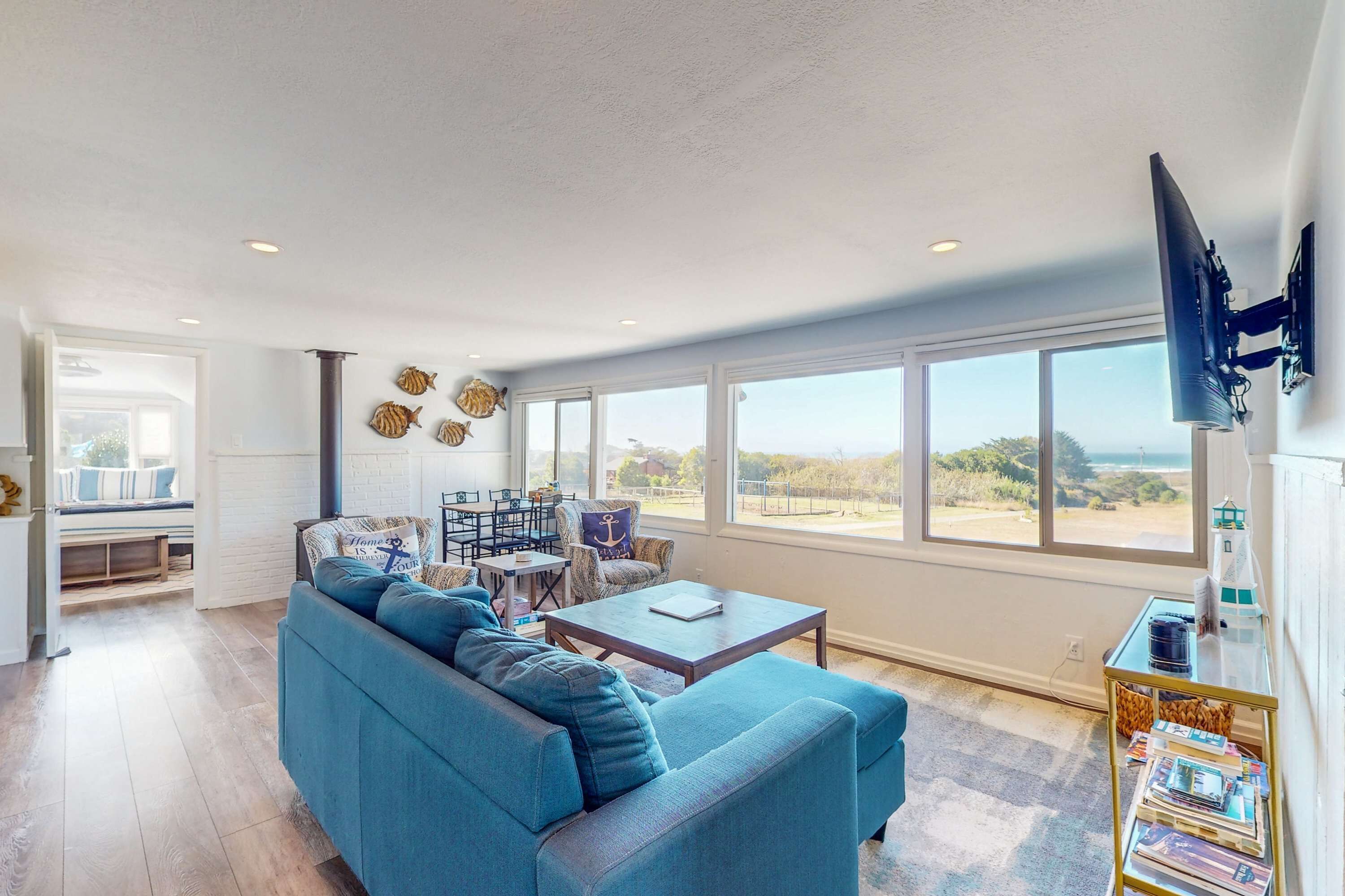 Ocean View Apartment - Beach Access & Yard Games - Fort Bragg, CA