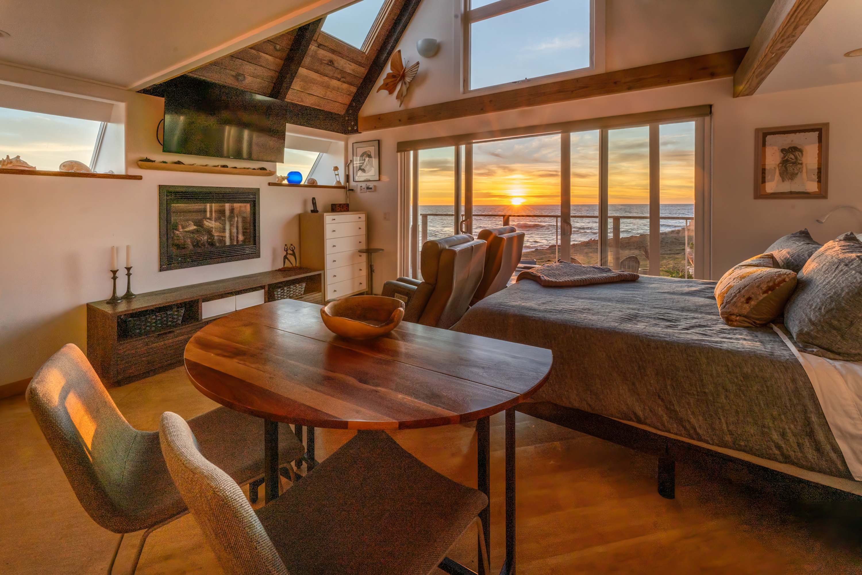 Spectacular Oceanfront Studio With Hot Tub & Loft - Fort Bragg, CA