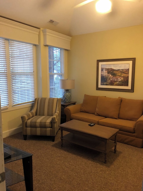 Kings Creek Rental Dec. 19th-26th 2025 Sleeps 6, 3bds. Minutes From Bush Gardens - Yorktown, VA