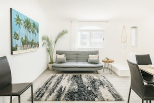 Apartamento, banheiro privativo, vista para a cidade | Área de estar | TV LED 40 polegadas com canais digitais, Netflix, serviços de streaming