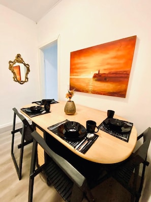 Apartamento Básico | Cozinha privada | Um forno, uma placa de cozinha, utensílios de cozinha 