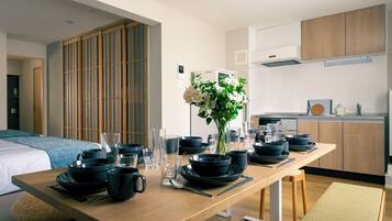 Apartamento Familiar em Condomínio Fechado, Vista para a cidade | Refeições no quarto