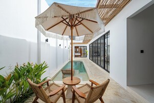 Piscina exterior, espreguiçadeiras 