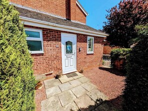 Your Leominster Base | 3BR Home + Garden + Parking Reviews, Deals ...